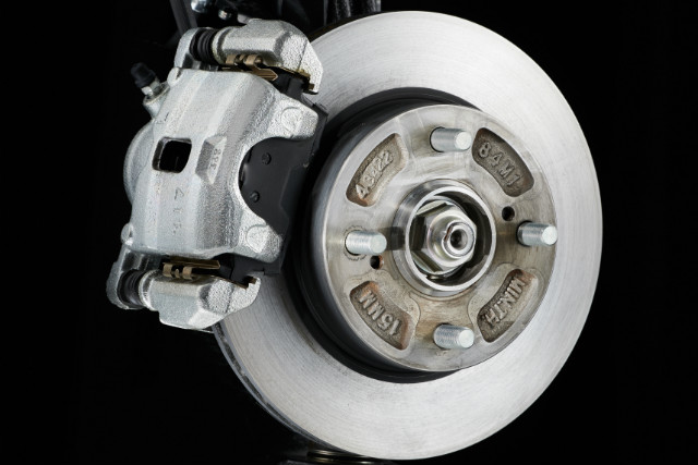 Disc brakes and drum brakes explained - Car Keys